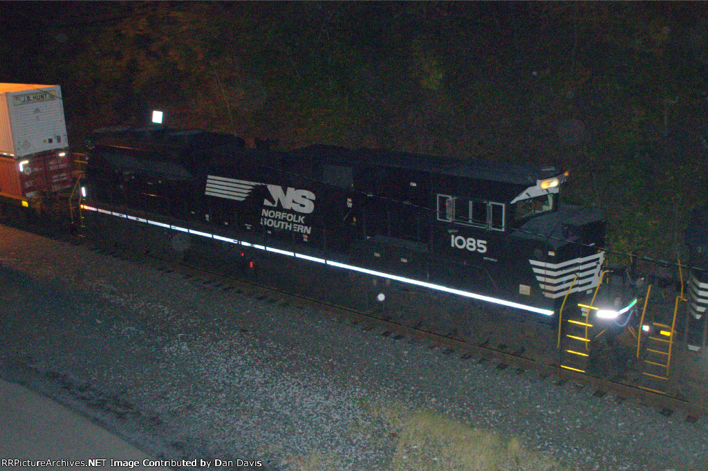 NS SD70ACe 1085 trails on 20T
